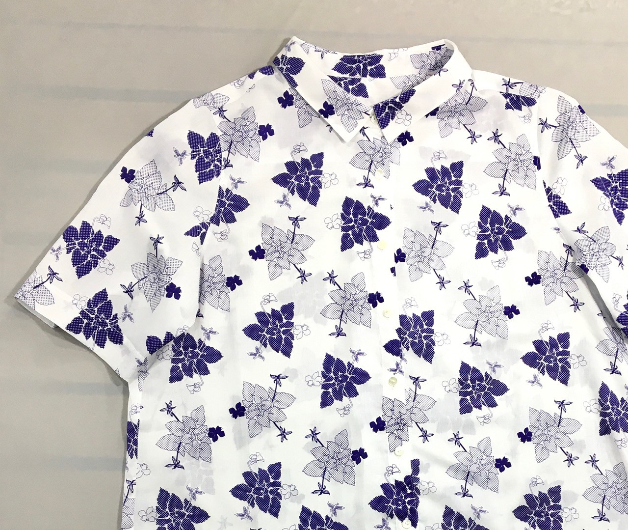 シルクのような綿100%サテン 草花模様の半袖シャツ/ スミレ 選べる【受注製作】草花模様 ボタニカル 797106 | 草花模様店
